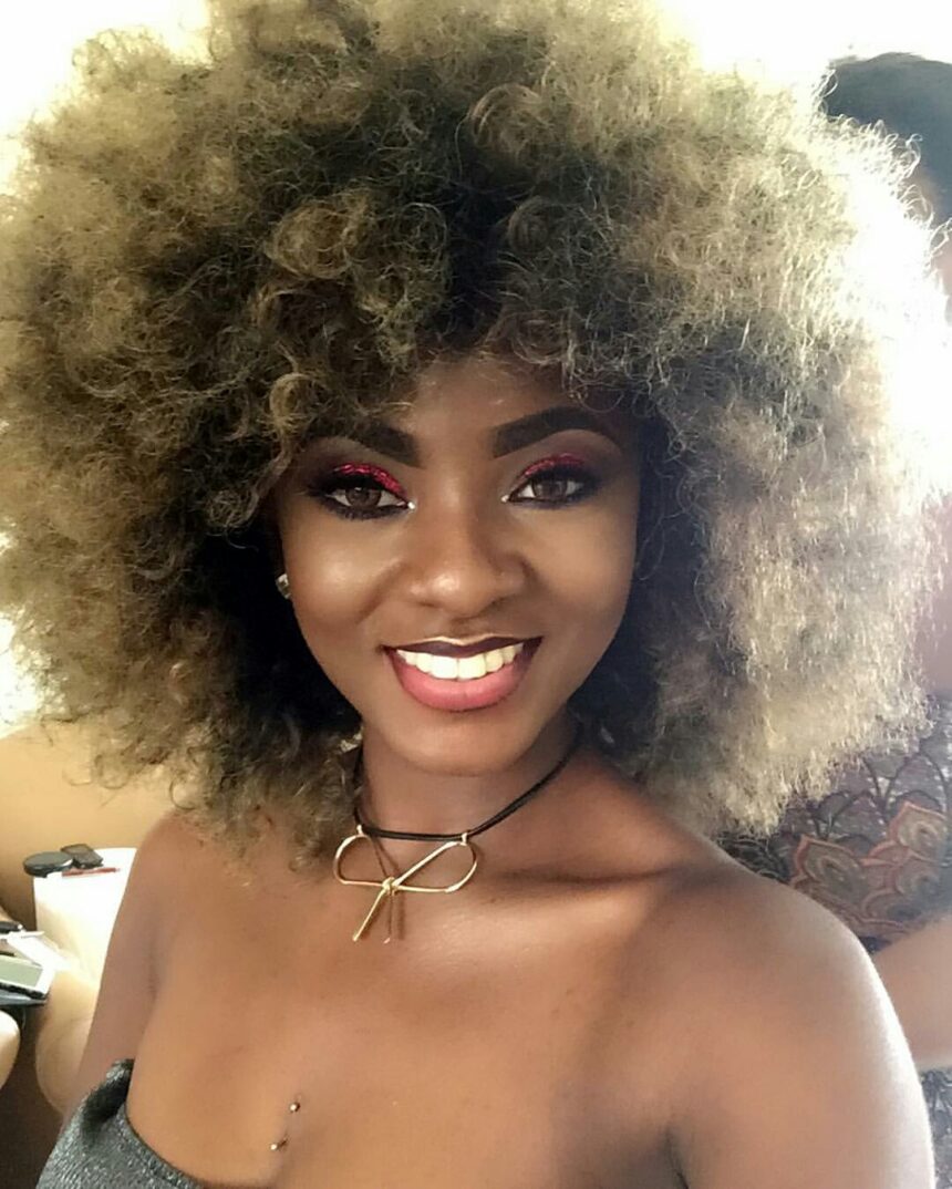 6 Times Our Low-Cut Beauty Ahoufe Patri Shows Us How Strong Her Wig ...