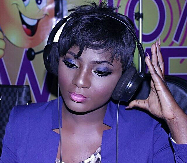 6 Times Our Low-Cut Beauty Ahoufe Patri Shows Us How Strong Her Wig ...